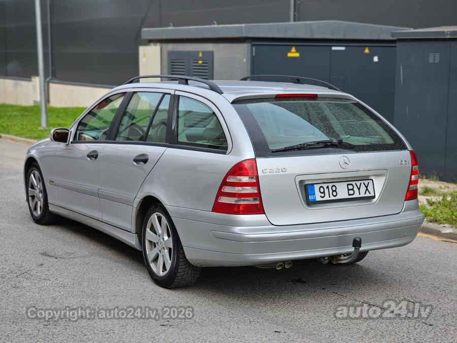 Pelēks Mercedes-Benz C-Class 2004 Tallina, ar dzinēja tilpumu 2.10 L un nobraukumu 255 tūkst. km par 1998 €, foto 7 vietnē AUTOMOTO.COM.LV
