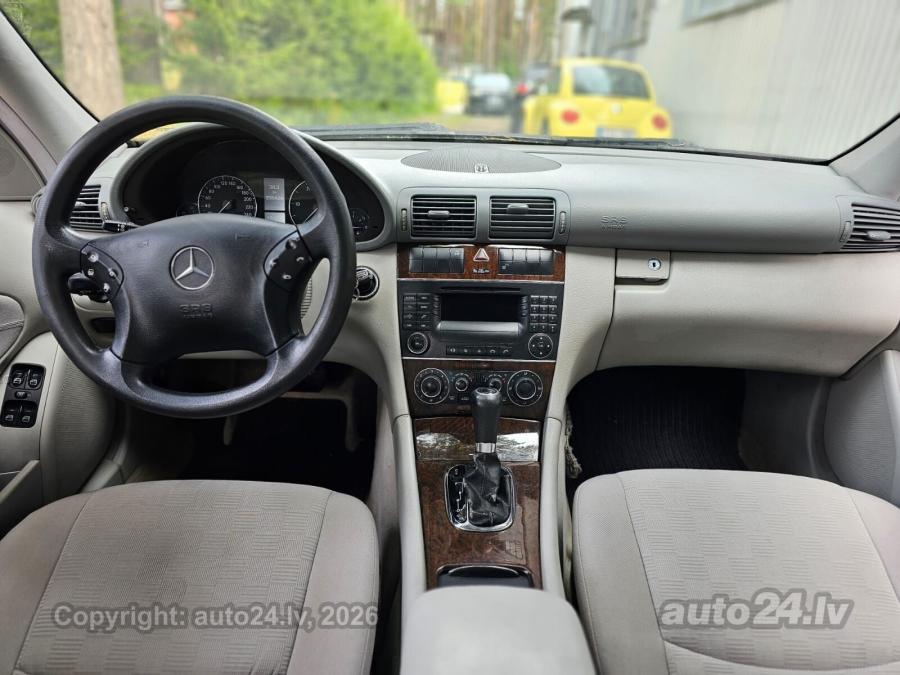 Pelēks Mercedes-Benz C-Class 2004 Tallina, ar dzinēja tilpumu 2.10 L un nobraukumu 255 tūkst. km par 1998 €, foto 10 vietnē AUTOMOTO.COM.LV