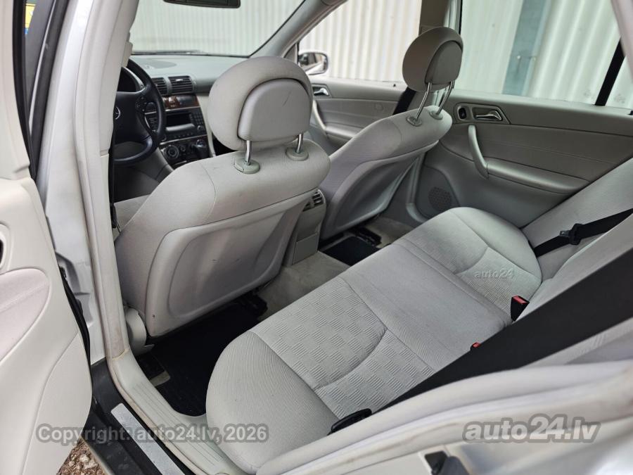 Pelēks Mercedes-Benz C-Class 2004 Tallina, ar dzinēja tilpumu 2.10 L un nobraukumu 255 tūkst. km par 1998 €, foto 14 vietnē AUTOMOTO.COM.LV