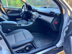 Pelēks Mercedes-Benz C-Class 2006 Tallina, ar dzinēja tilpumu 2.10 L un nobraukumu 267 tūkst. km par 3999 €, foto 16 vietnē AUTOMOTO.COM.LV