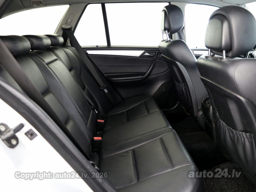 Pelēks Mercedes-Benz C-Class 2006 Tallina, ar dzinēja tilpumu 3.00 L un nobraukumu 364 tūkst. km par 2199 €, foto 8 vietnē AUTOMOTO.COM.LV