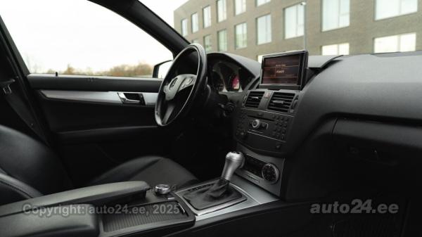 Pelēks Mercedes-Benz C-Class 2010 Tartu, ar dzinēja tilpumu 3.00 L un nobraukumu 330 tūkst. km par 6700 €, foto 11 vietnē AUTOMOTO.COM.LV