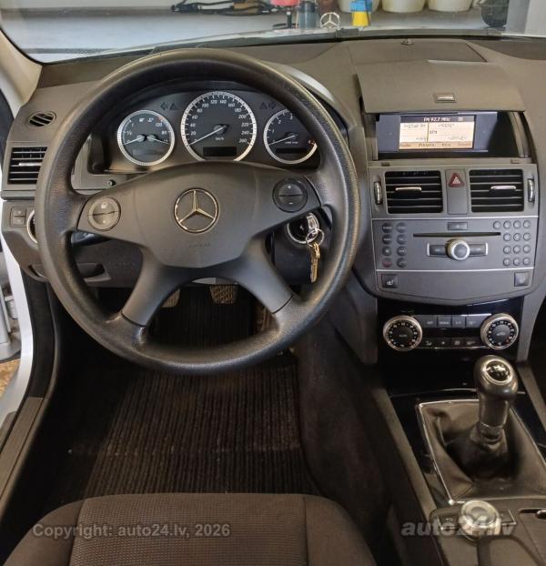 Pelēks Mercedes-Benz C-Class 2010 Pērnava, ar dzinēja tilpumu 2.10 L un nobraukumu 289 tūkst. km par 6500 €, foto 9 vietnē AUTOMOTO.COM.LV