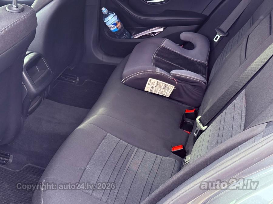Grey Mercedes-Benz C-Class 2017 in Tallinn, with an engine capacity of 2.10 L and mileage of 235 thousand km for 17900 €, photo 9 on AUTOMOTO.COM.LV