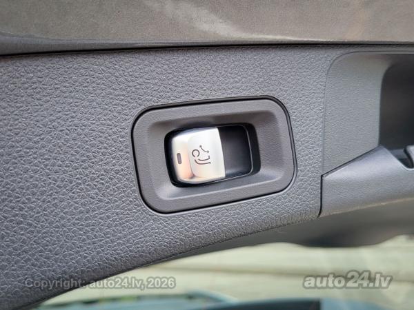 Pelēks Mercedes-Benz C-Class 2019 Tallina, ar dzinēja tilpumu 1.60 L un nobraukumu 170 tūkst. km par 21900 €, foto 9 vietnē AUTOMOTO.COM.LV
