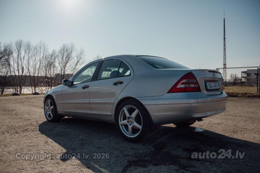 Mercedes-Benz C-Class 2003 Tallina, ar dzinēja tilpumu 2.00 L un nobraukumu 217 tūkst. km par 2800 €, foto 3 vietnē AUTOMOTO.COM.LV