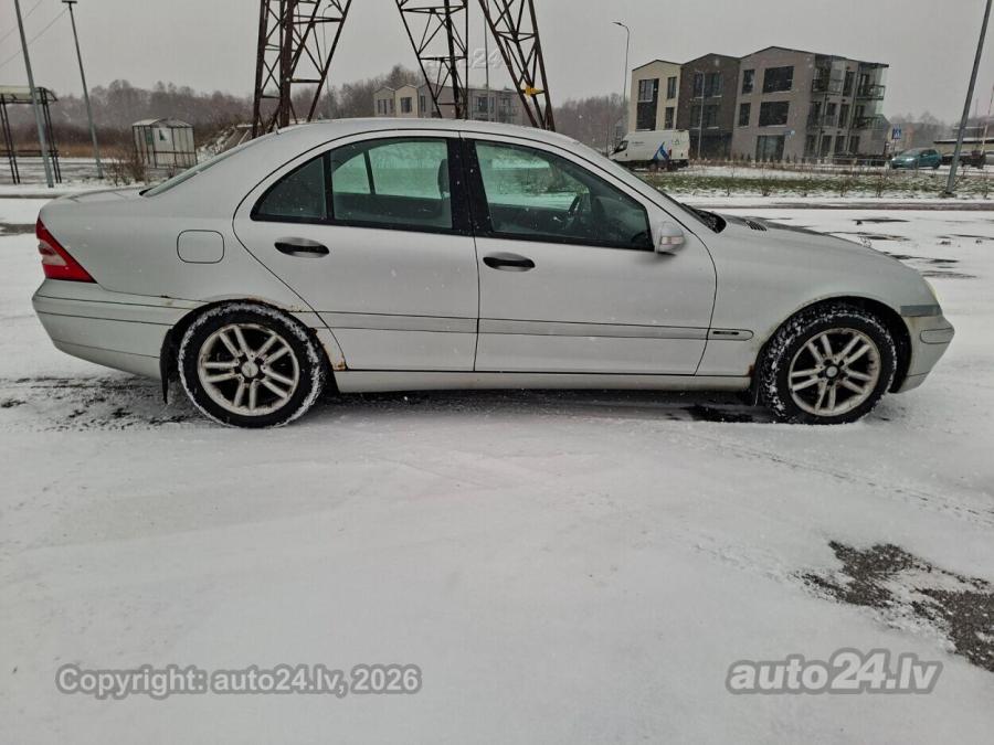 Mercedes-Benz C-Class 2004 Tallina, ar dzinēja tilpumu 1.80 L un nobraukumu 250 tūkst. km par 1299 €, foto 6 vietnē AUTOMOTO.COM.LV