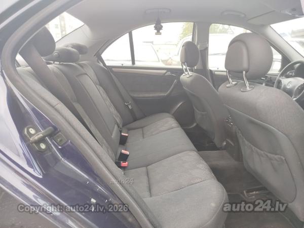 Violet Mercedes-Benz C-Class 2003 in Tallinn, with an engine capacity of 1.80 L and mileage of 268 thousand km for 999 €, photo 7 on AUTOMOTO.COM.LV