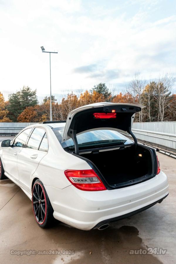 White Mercedes-Benz C-Class 2007 in Tallinn, with an engine capacity of 3.00 L and mileage of 229 thousand km for 6700 €, photo 6 on AUTOMOTO.COM.LV