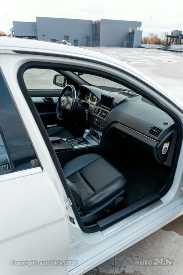 White Mercedes-Benz C-Class 2007 in Tallinn, with an engine capacity of 3.00 L and mileage of 229 thousand km for 6700 €, photo 11 on AUTOMOTO.COM.LV