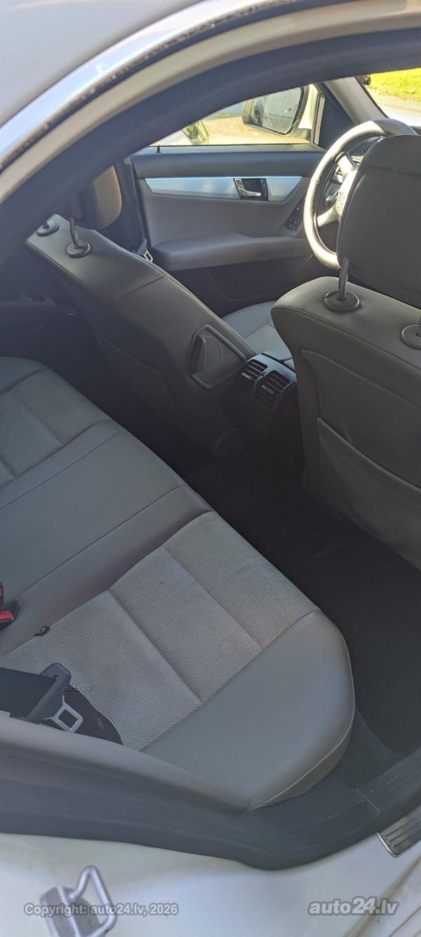 Balts Mercedes-Benz C-Class 2007 Tallina, ar dzinēja tilpumu 3.00 L un nobraukumu 0 tūkst. km par 5900 €, foto 10 vietnē AUTOMOTO.COM.LV