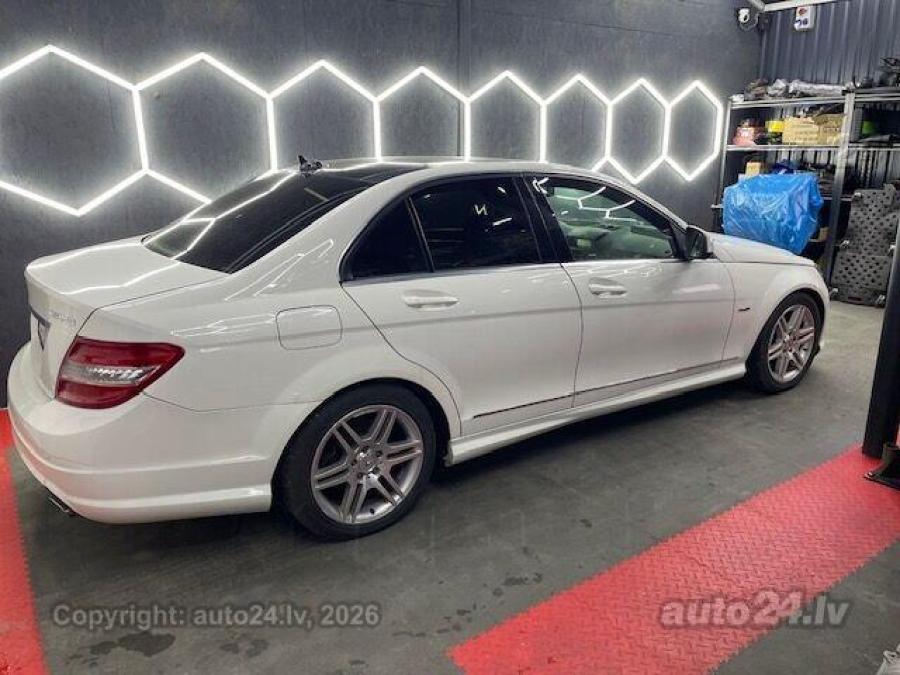 White Mercedes-Benz C-Class 2008 in Riga, with an engine capacity of 3.00 L and mileage of 352 thousand km for 6200 €, photo 3 on AUTOMOTO.COM.LV