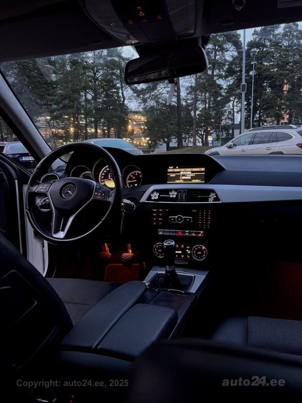 Balts Mercedes-Benz C-Class 2011 Tallina, ar dzinēja tilpumu 2.10 L un nobraukumu 274 tūkst. km par 9200 €, foto 11 vietnē AUTOMOTO.COM.LV