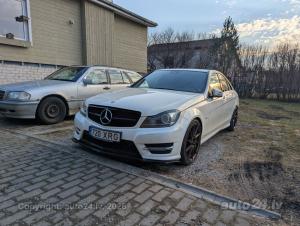 Balts Mercedes-Benz C-Class 2012 Tallina, ar dzinēja tilpumu 3.50 L un nobraukumu 284 tūkst. km par 13500 €, foto  vietnē AUTOMOTO.COM.LV