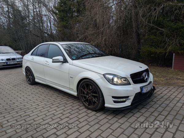 White Mercedes-Benz C-Class 2012 in Tallinn, with an engine capacity of 3.50 L and mileage of 284 thousand km for 13500 €, photo 2 on AUTOMOTO.COM.LV