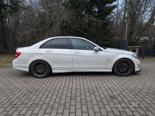 White Mercedes-Benz C-Class 2012 in Tallinn, with an engine capacity of 3.50 L and mileage of 284 thousand km for 13500 €, photo 5 on AUTOMOTO.COM.LV