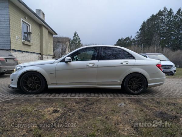 White Mercedes-Benz C-Class 2012 in Tallinn, with an engine capacity of 3.50 L and mileage of 284 thousand km for 13500 €, photo 6 on AUTOMOTO.COM.LV