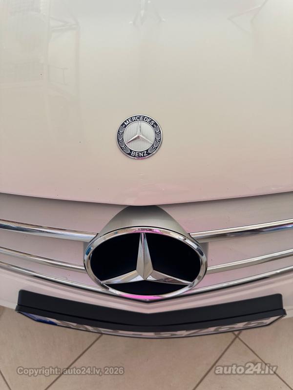 White Mercedes-Benz C-Class 2012 in Riga, with an engine capacity of 3.50 L and mileage of 128 thousand km for 12000 €, photo 8 on AUTOMOTO.COM.LV