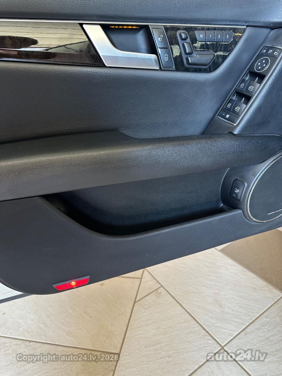 Balts Mercedes-Benz C-Class 2012 Rīga, ar dzinēja tilpumu 3.50 L un nobraukumu 128 tūkst. km par 12000 €, foto 10 vietnē AUTOMOTO.COM.LV