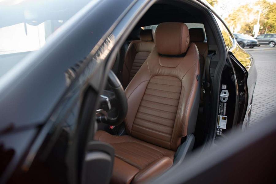Black Mercedes-Benz C43 AMG 2017 in Vilnius, with an engine capacity of 3.00 L and mileage of 60 thousand km for 27800 €, photo 12 on AUTOMOTO.COM.LV