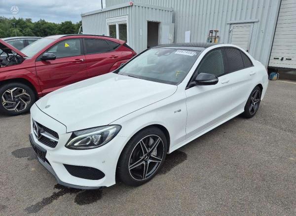 Белый Мерседес C43 AMG 2017 в Клайпеда, объемом двигателя 3.00 л и пробегом 102 тыс. км за 13600 €, фото 2 на AUTOMOTO.COM.LV