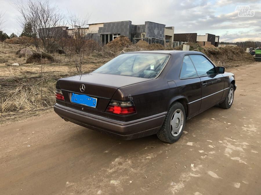 Brūns Mercedes-Benz CE 220 1994 Viļņa, ar dzinēja tilpumu 2.20 L un nobraukumu 338 tūkst. km par 4300 €, foto 3 vietnē AUTOMOTO.COM.LV
