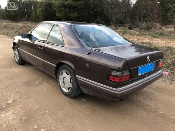 Brūns Mercedes-Benz CE 220 1994 Viļņa, ar dzinēja tilpumu 2.20 L un nobraukumu 338 tūkst. km par 4300 €, foto 5 vietnē AUTOMOTO.COM.LV