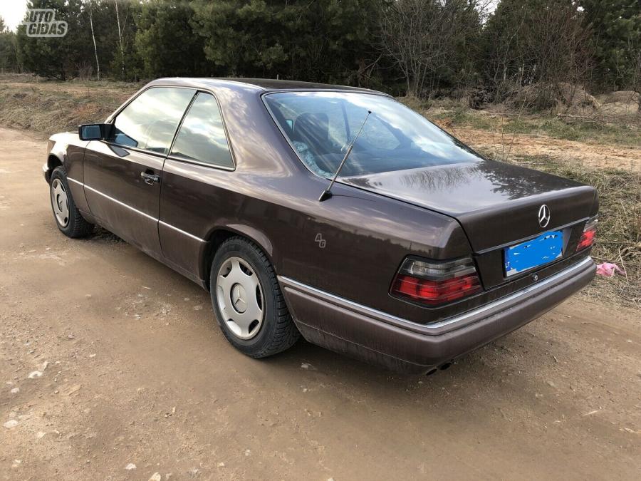 Brūns Mercedes-Benz CE 220 1994 Viļņa, ar dzinēja tilpumu 2.20 L un nobraukumu 338 tūkst. km par 4300 €, foto 5 vietnē AUTOMOTO.COM.LV