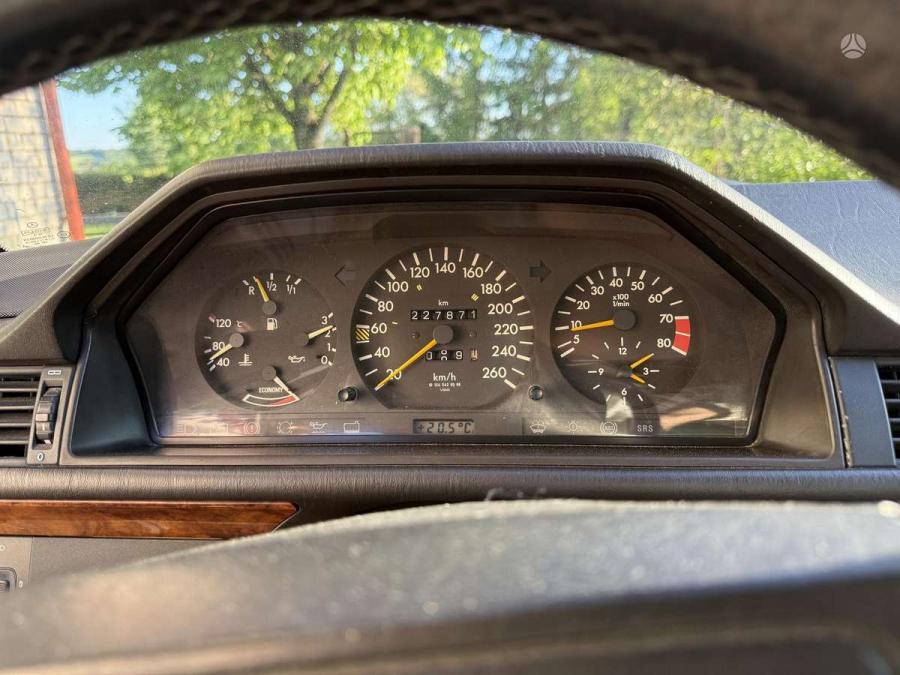 Зеленый Мерседес ЦE 300 1991 в Кайшядорис, объемом двигателя 3.00 л и пробегом 228 тыс. км за 9000 €, фото 14 на AUTOMOTO.COM.LV