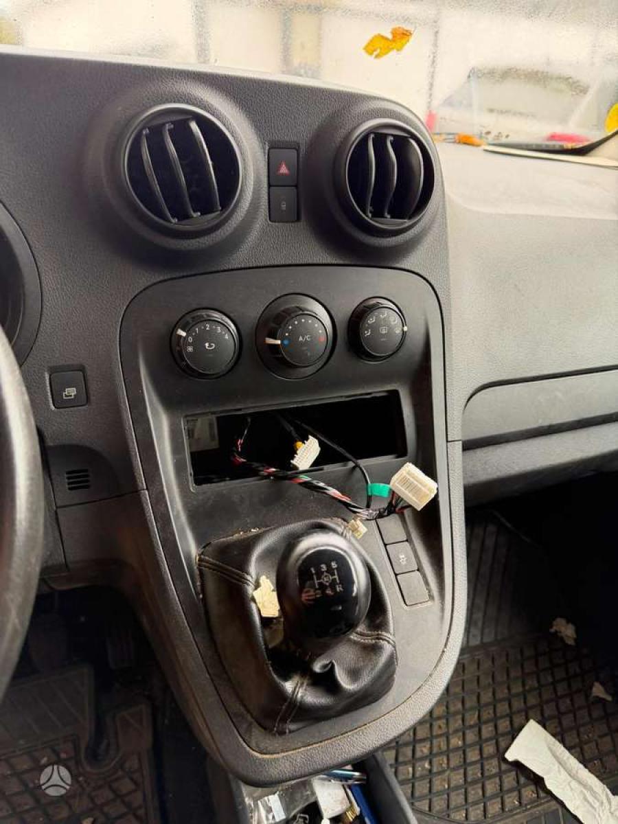 White Mercedes-Benz Citan 2015 in Jurbarkas, with an engine capacity of 1.46 L and mileage of 220 thousand km for 3399 €, photo 5 on AUTOMOTO.COM.LV