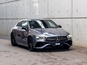 Pelēks Mercedes-Benz CLA 180 2024 Rīga, ar dzinēja tilpumu 1.40 L un nobraukumu 8 tūkst. km par 43900 €, foto 1 vietnē AUTOMOTO.COM.LV