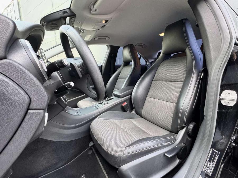 Melns Mercedes-Benz CLA 200 2016 Kauņa, ar dzinēja tilpumu 1.60 L un nobraukumu 139 tūkst. km par 12400 €, foto 13 vietnē AUTOMOTO.COM.LV