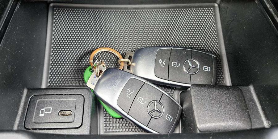 Black Mercedes-Benz CLA 200 2021 in Klaipeda, with an engine capacity of 1.33 L and mileage of 42 thousand km for 27500 €, photo 38 on AUTOMOTO.COM.LV