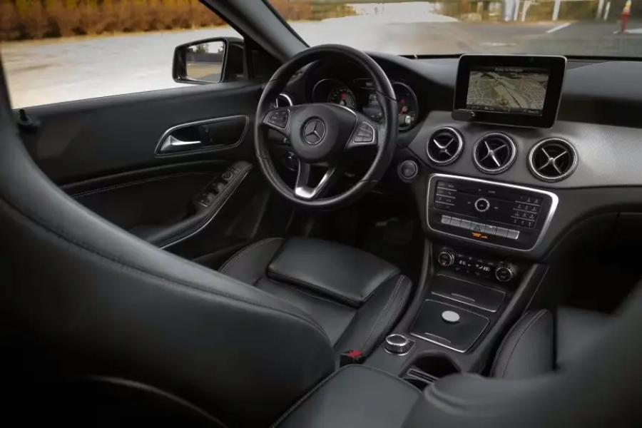 Black Mercedes-Benz CLA 200 2017 in Jelgava, with an engine capacity of 2.10 L and mileage of 219 thousand km for 16000 €, photo 9 on AUTOMOTO.COM.LV