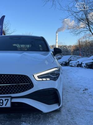 Balts Mercedes-Benz CLA 200 2024 Viļņa, ar dzinēja tilpumu 1.30 L un nobraukumu 26 tūkst. km par 39000 €, foto 3 vietnē AUTOMOTO.COM.LV