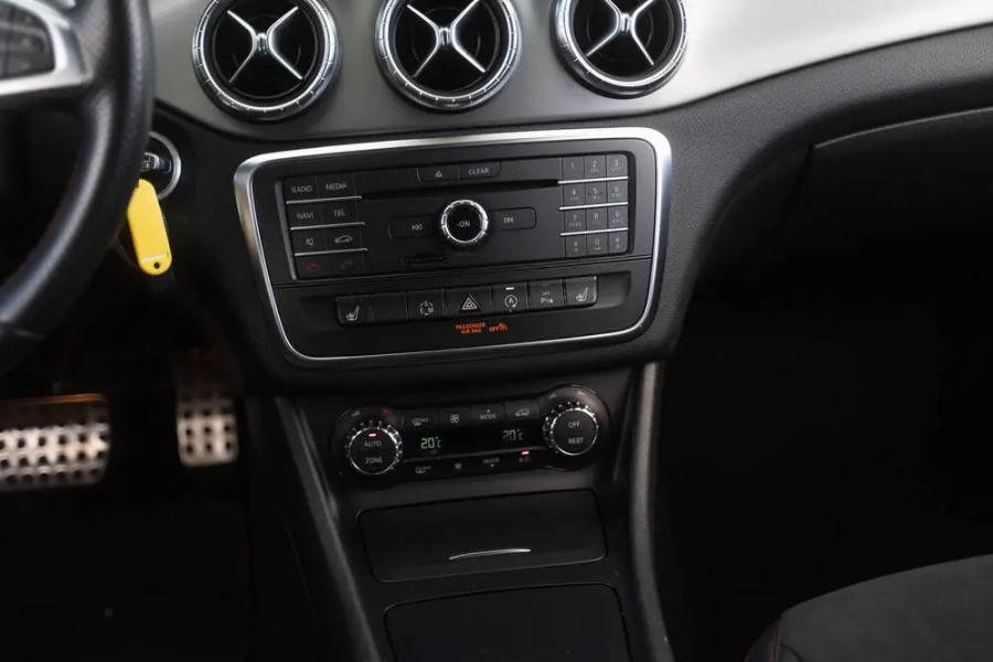 Melns Mercedes-Benz CLA 250 2015 Liepāja, ar dzinēja tilpumu 2.00 L un nobraukumu 179 tūkst. km par 14900 €, foto 24 vietnē AUTOMOTO.COM.LV