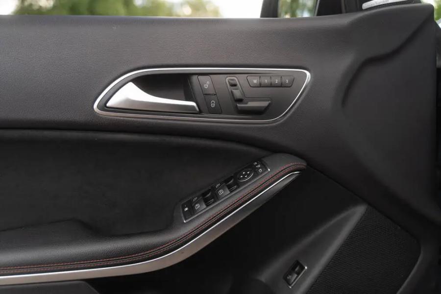 Melns Mercedes-Benz CLA 250 2015 Liepāja, ar dzinēja tilpumu 2.00 L un nobraukumu 179 tūkst. km par 14900 €, foto 31 vietnē AUTOMOTO.COM.LV