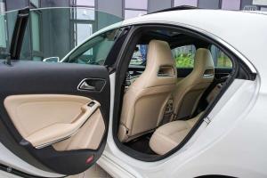 White Mercedes-Benz CLA 250 2019 in Kaunas, with an engine capacity of 2.00 L and mileage of 75 thousand km for 18950 €, photo 35 on AUTOMOTO.COM.LV