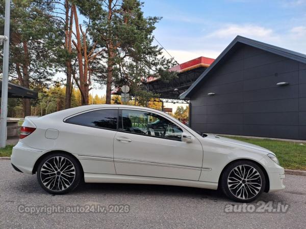 Balts Mercedes-Benz CLC-Class 2009 Tallina, ar dzinēja tilpumu 2.10 L un nobraukumu 0 tūkst. km par 3000 €, foto 4 vietnē AUTOMOTO.COM.LV