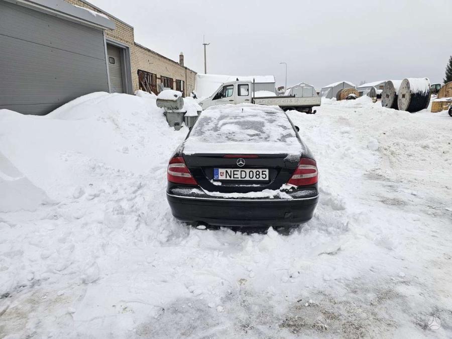 Melns Mercedes-Benz CLK 200 2002 Šauļi, ar dzinēja tilpumu 1.80 L un nobraukumu 280 tūkst. km par 1000 €, foto 11 vietnē AUTOMOTO.COM.LV