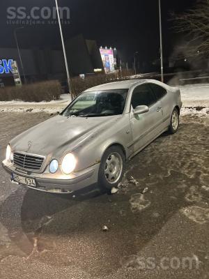 Pelēks Mercedes-Benz CLK 200 1999 Jelgava, ar dzinēja tilpumu 2.00 L un nobraukumu 270 tūkst. km par 500 €, foto  vietnē AUTOMOTO.COM.LV