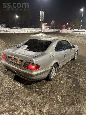 Pelēks Mercedes-Benz CLK 200 1999 Jelgava, ar dzinēja tilpumu 2.00 L un nobraukumu 270 tūkst. km par 500 €, foto 3 vietnē AUTOMOTO.COM.LV