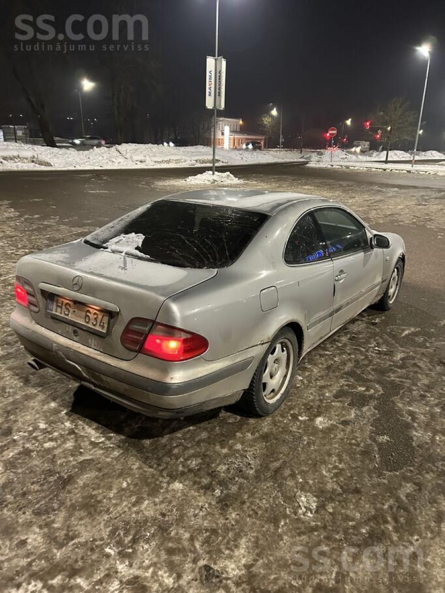 Pelēks Mercedes-Benz CLK 200 1999 Jelgava, ar dzinēja tilpumu 2.00 L un nobraukumu 270 tūkst. km par 500 €, foto 3 vietnē AUTOMOTO.COM.LV
