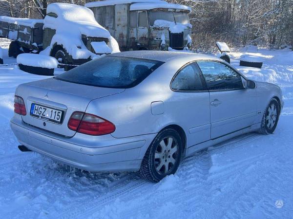 Pelēks Mercedes-Benz CLK 200 2000 Viļņa, ar dzinēja tilpumu 2.00 L un nobraukumu 323 tūkst. km par 1200 €, foto 4 vietnē AUTOMOTO.COM.LV