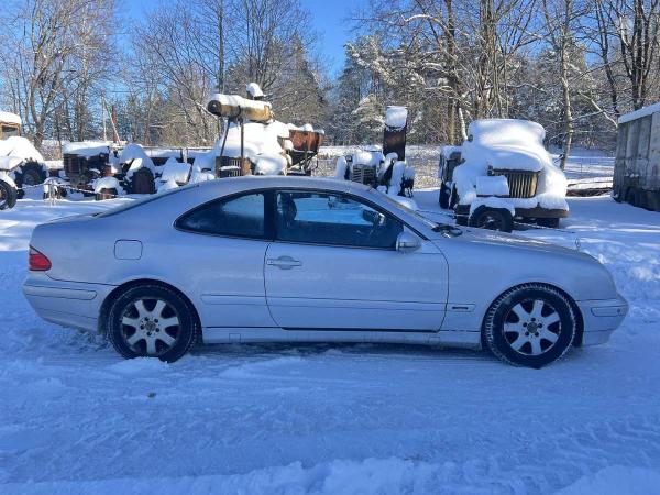 Pelēks Mercedes-Benz CLK 200 2000 Viļņa, ar dzinēja tilpumu 2.00 L un nobraukumu 323 tūkst. km par 1200 €, foto 6 vietnē AUTOMOTO.COM.LV
