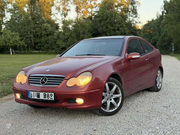 Red Mercedes-Benz CLK 200 2001 in Vilnius, with an engine capacity of 2.00 L and mileage of 289 thousand km for 1650 €, photo 3 on AUTOMOTO.COM.LV