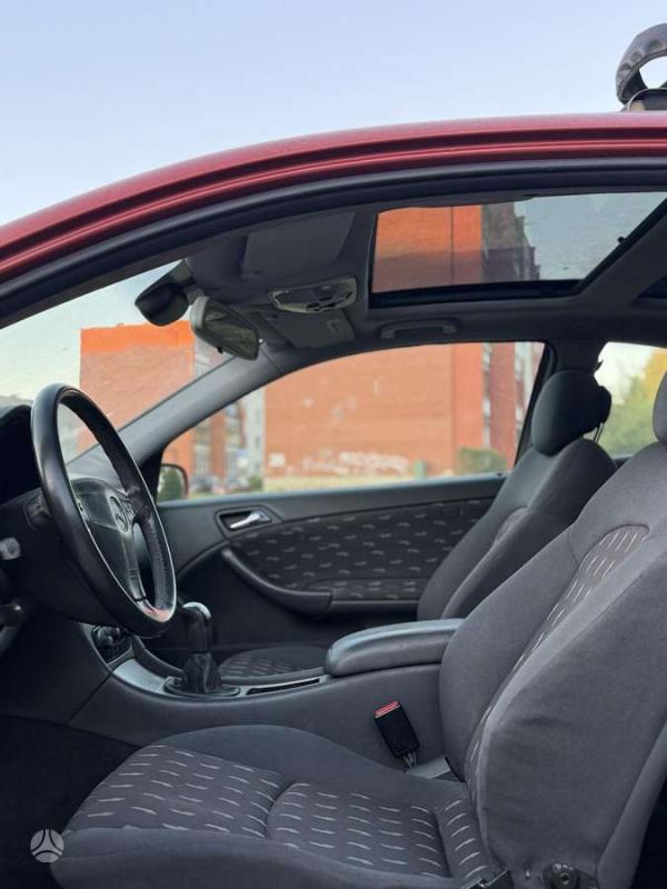 Red Mercedes-Benz CLK 200 2001 in Vilnius, with an engine capacity of 2.00 L and mileage of 289 thousand km for 1650 €, photo 6 on AUTOMOTO.COM.LV