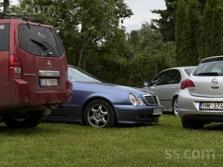 Violet Mercedes-Benz CLK 200 2001 in Riga, with an engine capacity of 2.00 L and mileage of 340 thousand km for 2300 €, photo 4 on AUTOMOTO.COM.LV