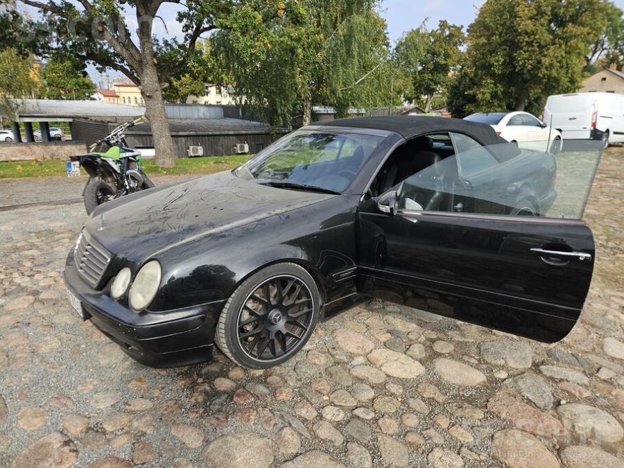 Black Mercedes-Benz clk-230 2000 in Cesis, with an engine capacity of 2.30 L and mileage of 209 thousand km for 3300 €, photo 3 on AUTOMOTO.COM.LV