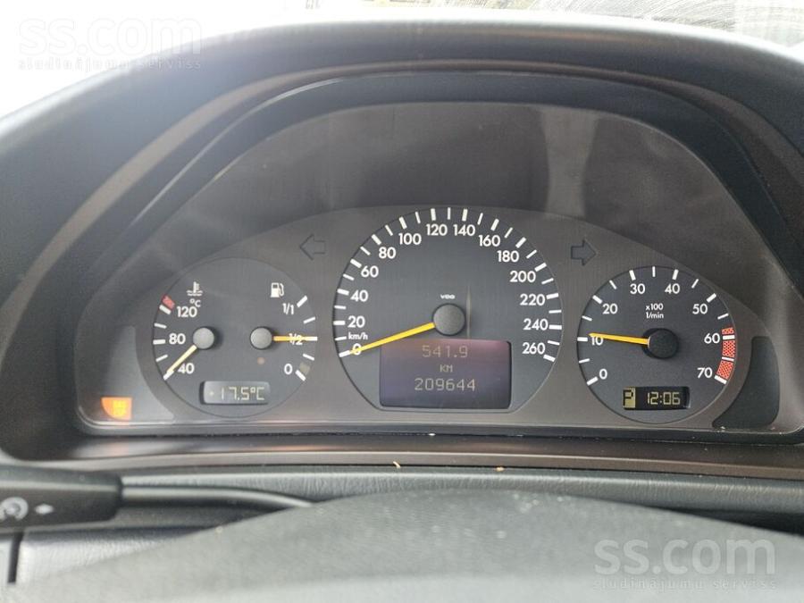 Black Mercedes-Benz clk-230 2000 in Cesis, with an engine capacity of 2.30 L and mileage of 209 thousand km for 3300 €, photo 12 on AUTOMOTO.COM.LV